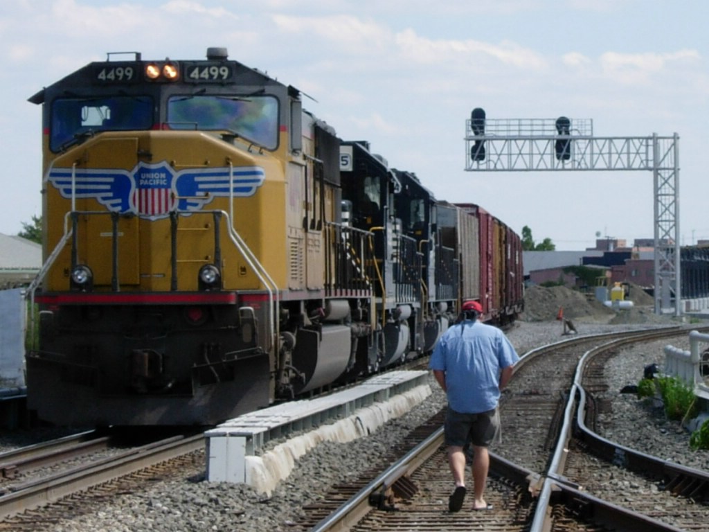 The guy to the right is trespassing and asked me for a cigarette